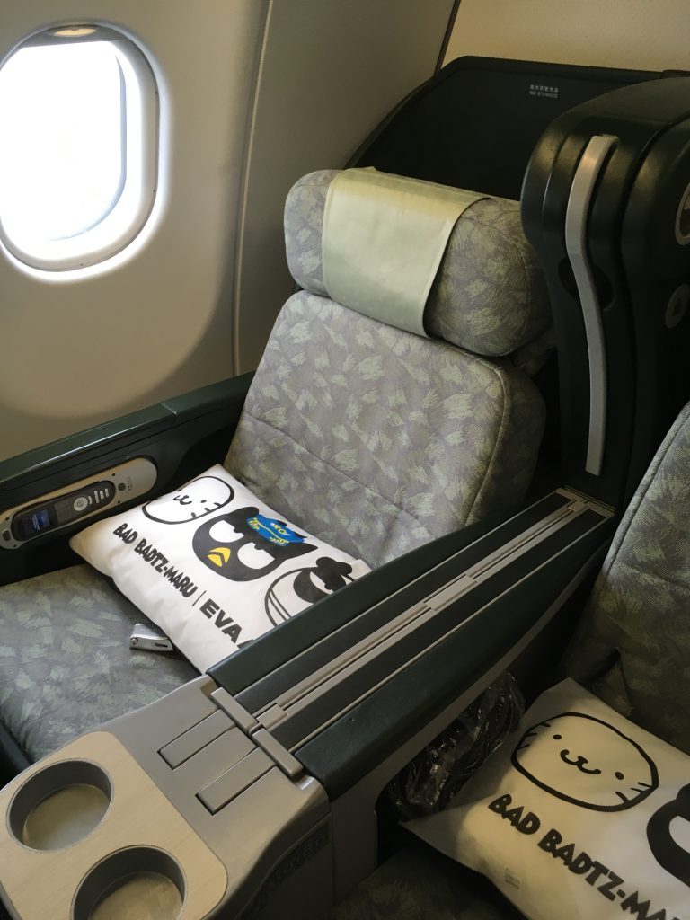 エバー航空BR105便 福岡発台湾桃園行 ビジネスクラスレポート（おまけで、BR180便レポ付） | フカフカブログ